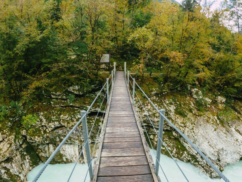 Osemletni otrok po padcu z mostu pri Kobaridu v kritičnem stanju | Križišče