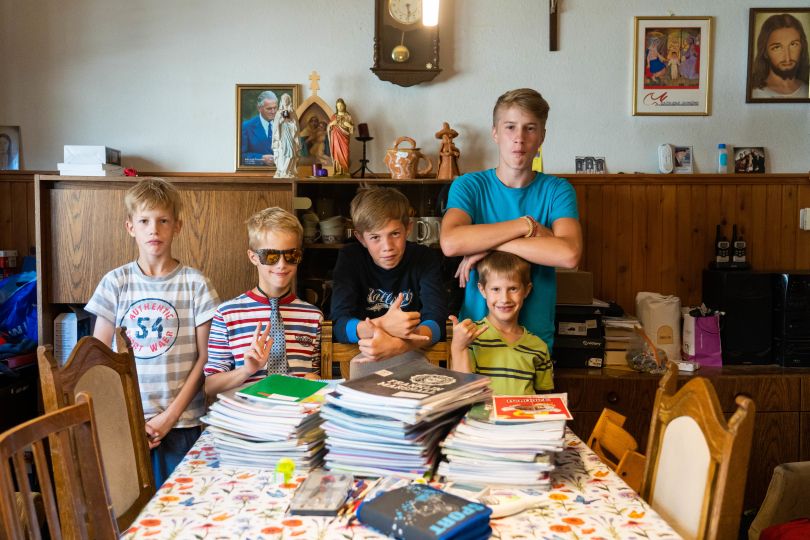 Družina Kvaternik: Kar enajst otrok hlača po njihovi hiši - Vestnik.si