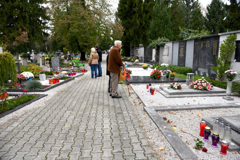 Živahen trg: Kako do prostora za zadnji počitek? Grob prodajajo za dva ...