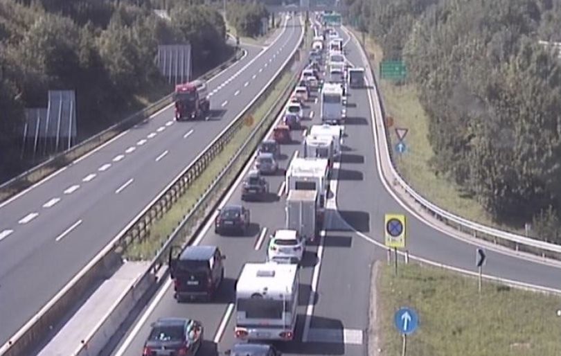 Pred Karavankami 10-kilometrski zastoj, težave tudi drugod - Vestnik.si