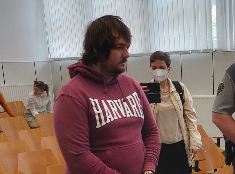 Sebastien Abramov po oceni tožilca zavlačuje sojenje za umor - Vestnik.si