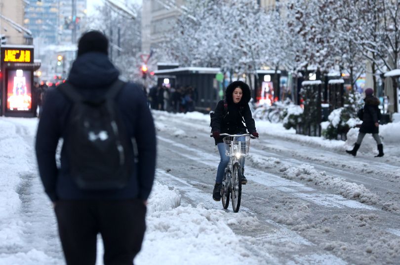 Še danes bo snežilo, na cestah težave in zastoji - Vestnik.si