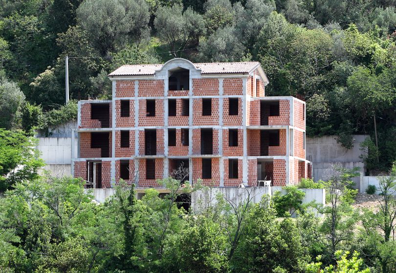Kadar črna gradnja pomeni edini dom, je rušenje skorajda neizvedljivo ...