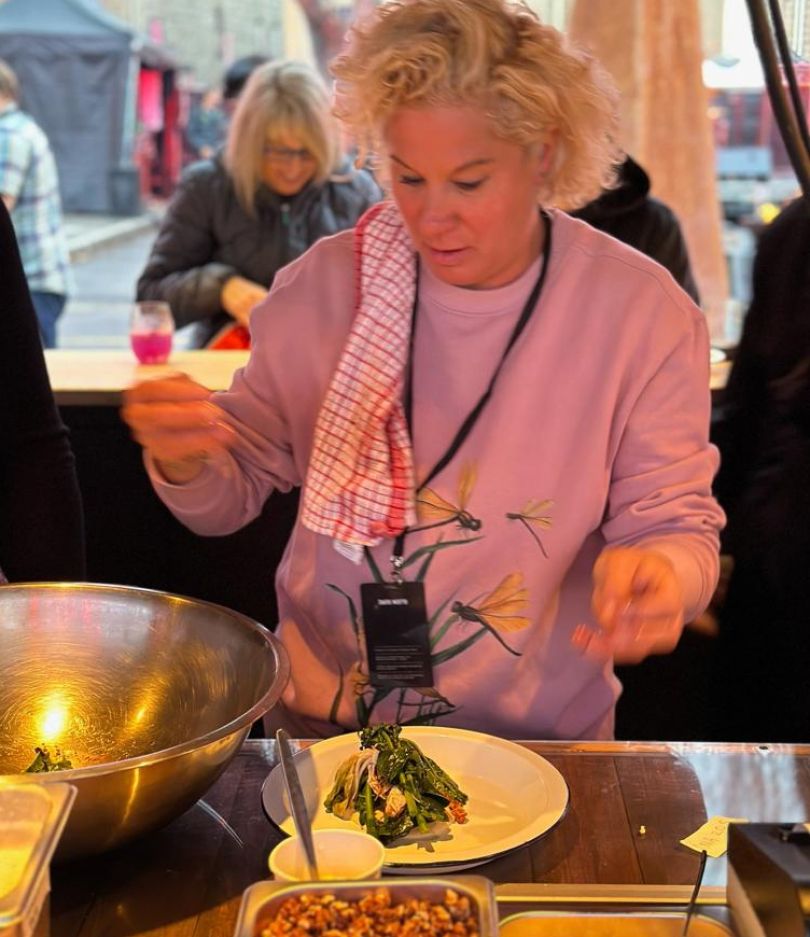 Kuha v Avstraliji: Ani Roš Stojan pri ustvarjanju jedi pomaga tudi mož ...