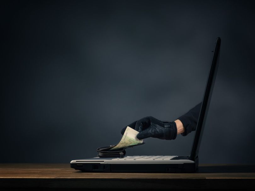 Bitcoin prevare, vlaganje v delnice: Spletni zlikovci izpraznili račune ...