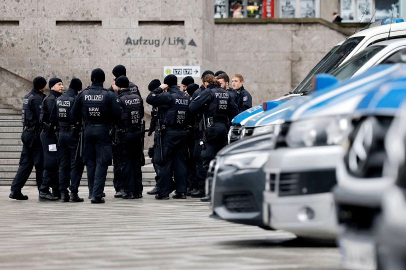 Iskalna akcija: Dunajčanka 4-letno hčerko iz stanovanja spustila po ...