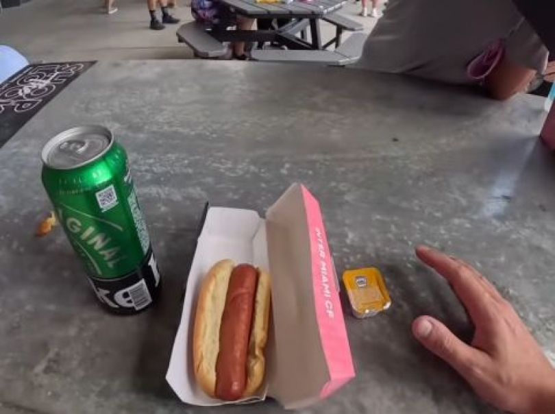 Pred Messijevim stadionom: (Video) Je to najdražji hot dog na svetu? - Vestnik.si